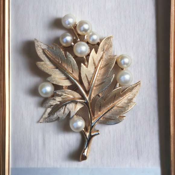 Vintage | Jewelry | Vintage Crown Trifari Pearl Brooch | Poshmark